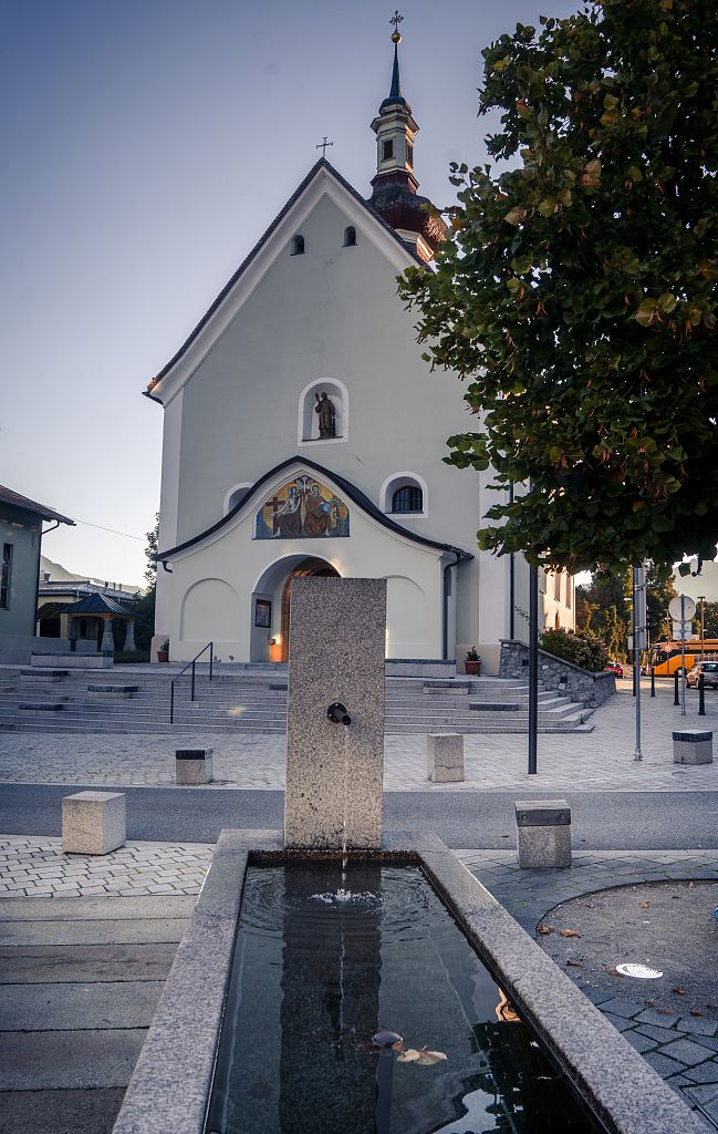Kirche mit Brunnen Wattens